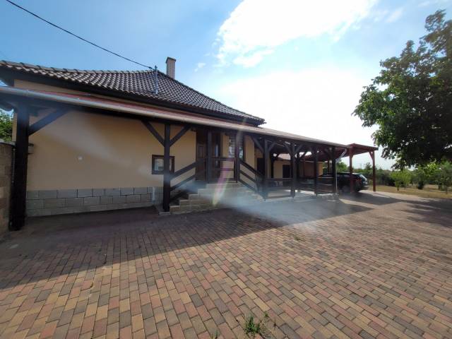 Bogácsi fürdő községben, felújított nagy telkes családi ház eladó. 54,5 ...