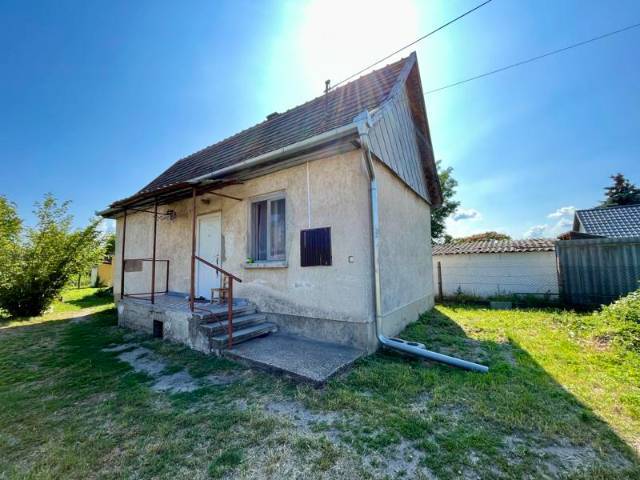 Nagykáta, eladó kis alapterületű kertes ház, alacsony rezsivel ...