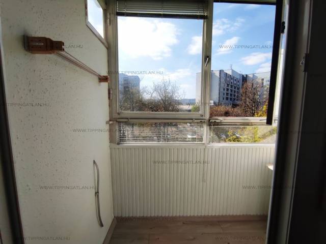 A Dunától100 méterre a Kárpát utcában eladó egy II. emeli, 50 nm-es ...