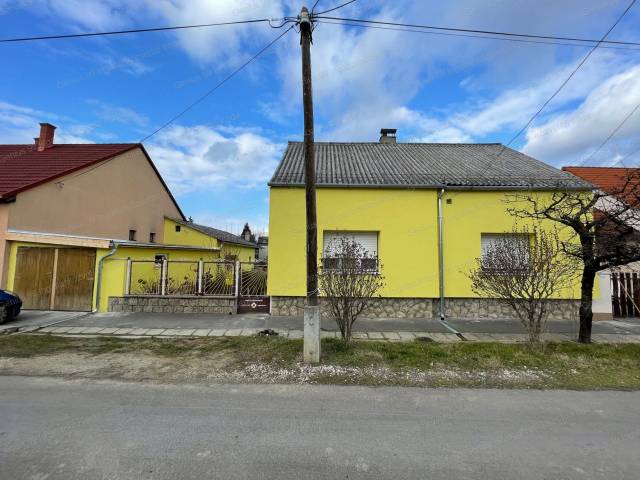 Az Észak-nyugati városrészben a Brassó utcában egy 98 m2-es 2,5 szobás ...