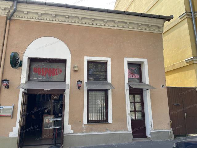 A Fő utca forgalmas részén található korábban fodrászüzletként működő 2 ...