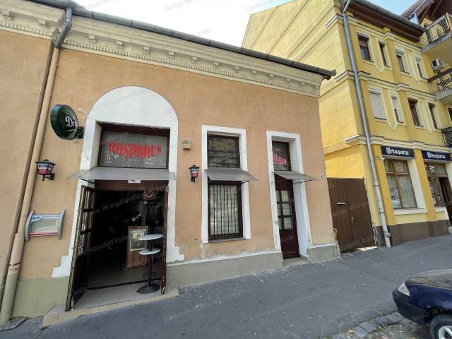 A Fő utca forgalmas részén található korábban fodrászüzletként működő 2 ...