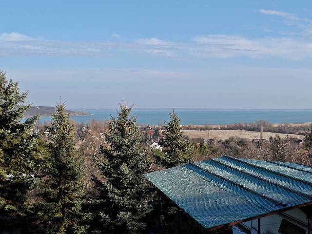 Eladó balatoni panorámás telek pince préssel lakókocsival sürgős ...