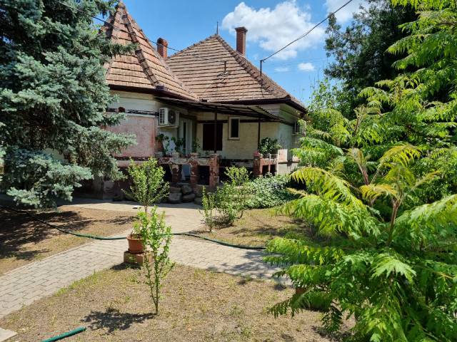 Hatalmas telekkel felújított kúria eladó - Tabdi, Kiskőrös, Buckadűlő 9 ...