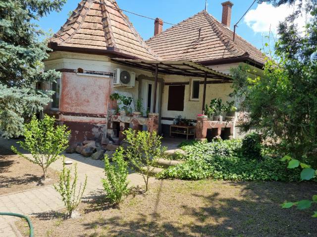 Hatalmas telekkel felújított kúria eladó - Tabdi, Kiskőrös, Buckadűlő 9 ...