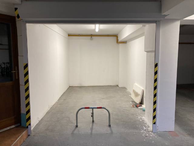 Belvárosban újszerű társasházban garázs eladó - Pécs, Belváros, Király ...