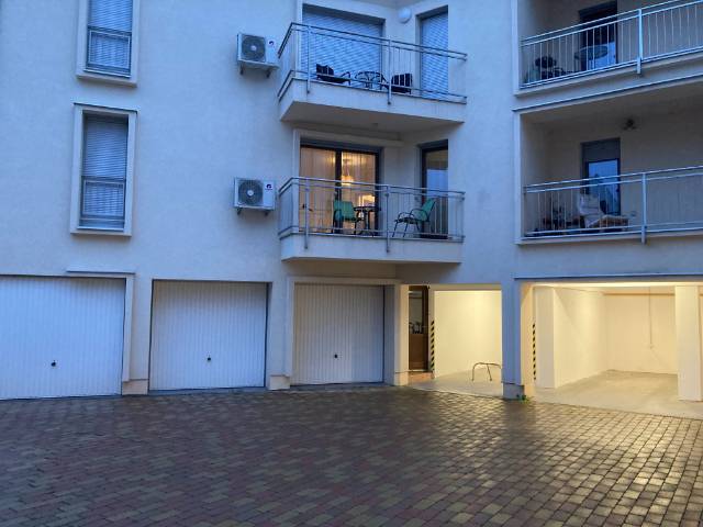 Belvárosban újszerű társasházban garázs eladó - Pécs, Belváros, Király ...