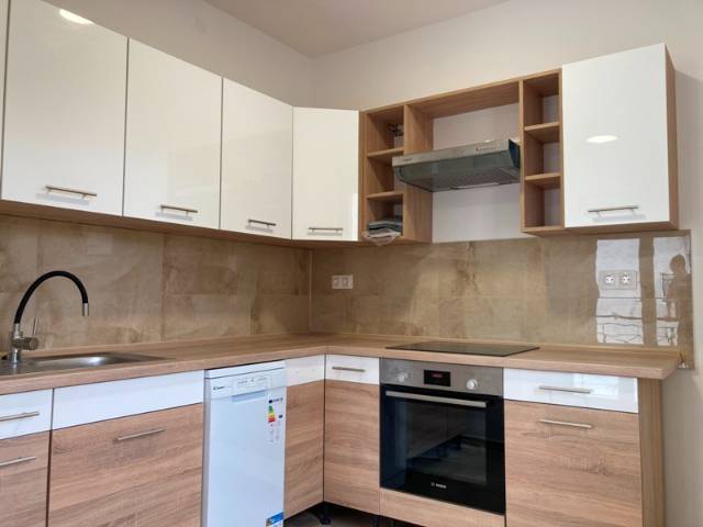 II.emeleti frissen felújított erkélyes tégla lakás eladó - Pécs ...