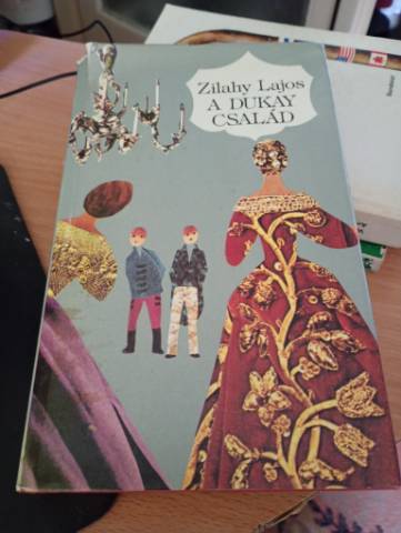 A Dukay család 1 eladó 2000ft óbuda A védőborító elöl felül kicsit ...