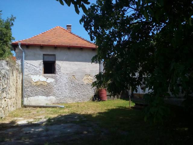 Biatorbágyon igényesen kialakítható kis ház eladó azonnali költözéssel ...