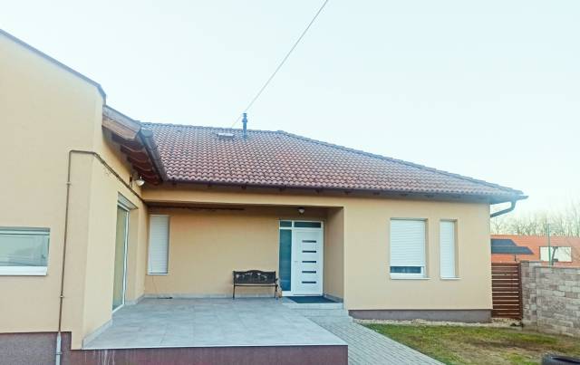 P27HV1808 Vácduka új építésű részén egy szintes, 5 szobás, újszerű ...