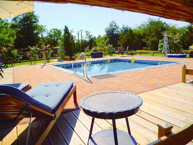 Táborfalva külterületén, erdővel körülölelt, két különálló épületből ...