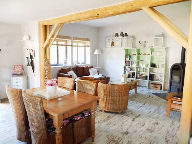 Táborfalva külterületén, erdővel körülölelt, két különálló épületből ...