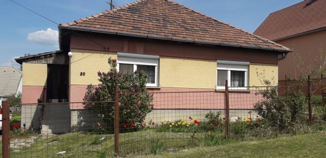 Eladó 100 m2-es családi ház Erdőkertes, Tompa Mihály utca - Erdőkertes ...