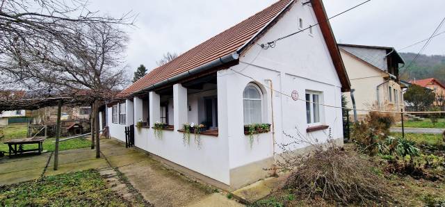 Eladó 51 m2-es családi ház Penc, Menyecskehegyi utca - Penc ...
