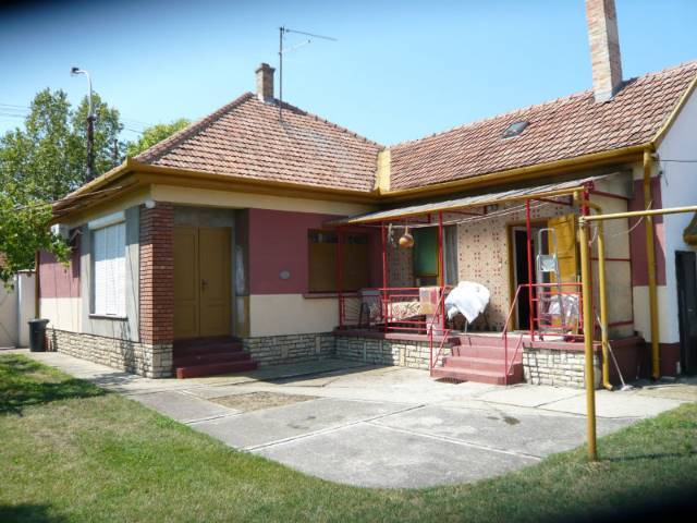 KIADÓ CSALÁDIHÁZ - Cegléd, 2700 Cegléd Pesti út 68 - Kiadó szoba, Lakótárs