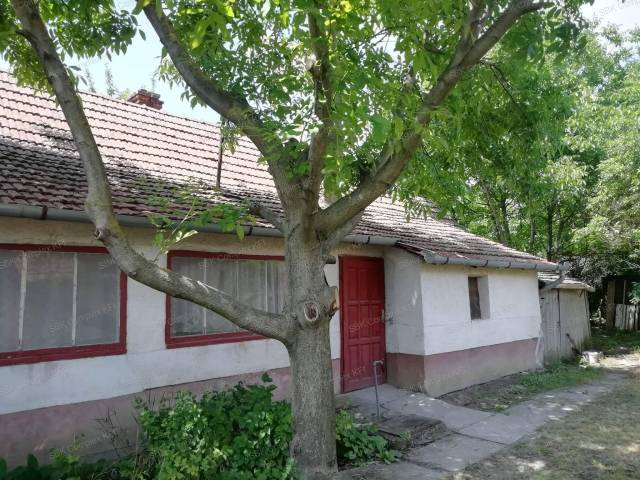 Eladó 70m2-es felújításra szoruló családi ház 1430 m2-es telken ...