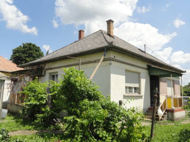 Családi ház jó helyen eladó, Jászkiséren - Jászkisér, Arany János utca ...