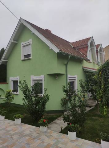 Tompa utcán eladó egy telken 2 különálló családi ház 3 generációnak ...