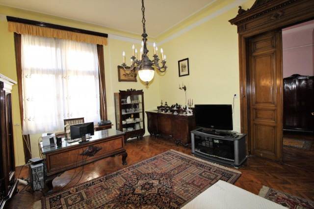 A Palotanegyedben, szép felújított homlokzatú házban. - Budapest VIII ...