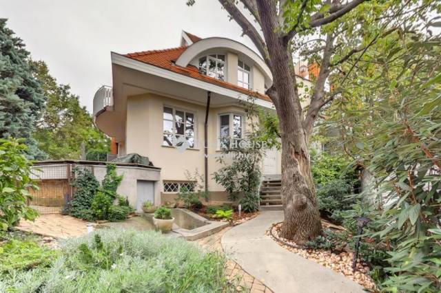 Különleges formavilágú, két lakásos, kertes ház - Budapest XII. kerület ...