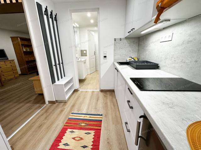 Garay Téren teljesen felújított belső kétszintes modern lakás eladó ...