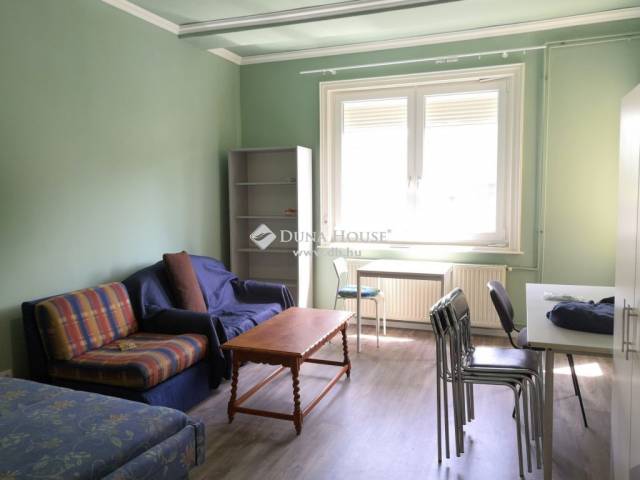 Corvin sétány végénél, ERKÉLYES, FELÚJÍTOTT, külön nyíló szobás ...